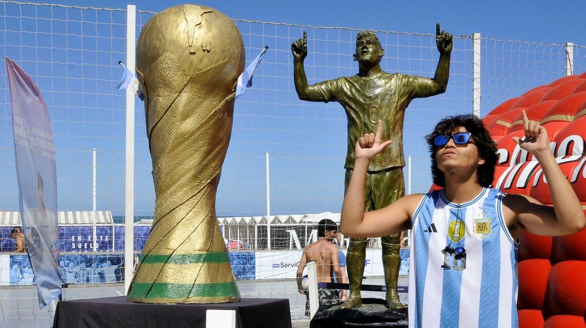 Primero, somos campeones del mundo y segundo, Messi ya tiene su estatua ...